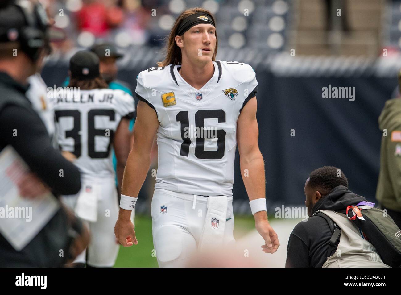 November 9, 2025: Jacksonville Jaguars quarterback Trevor Lawrence (16 ...