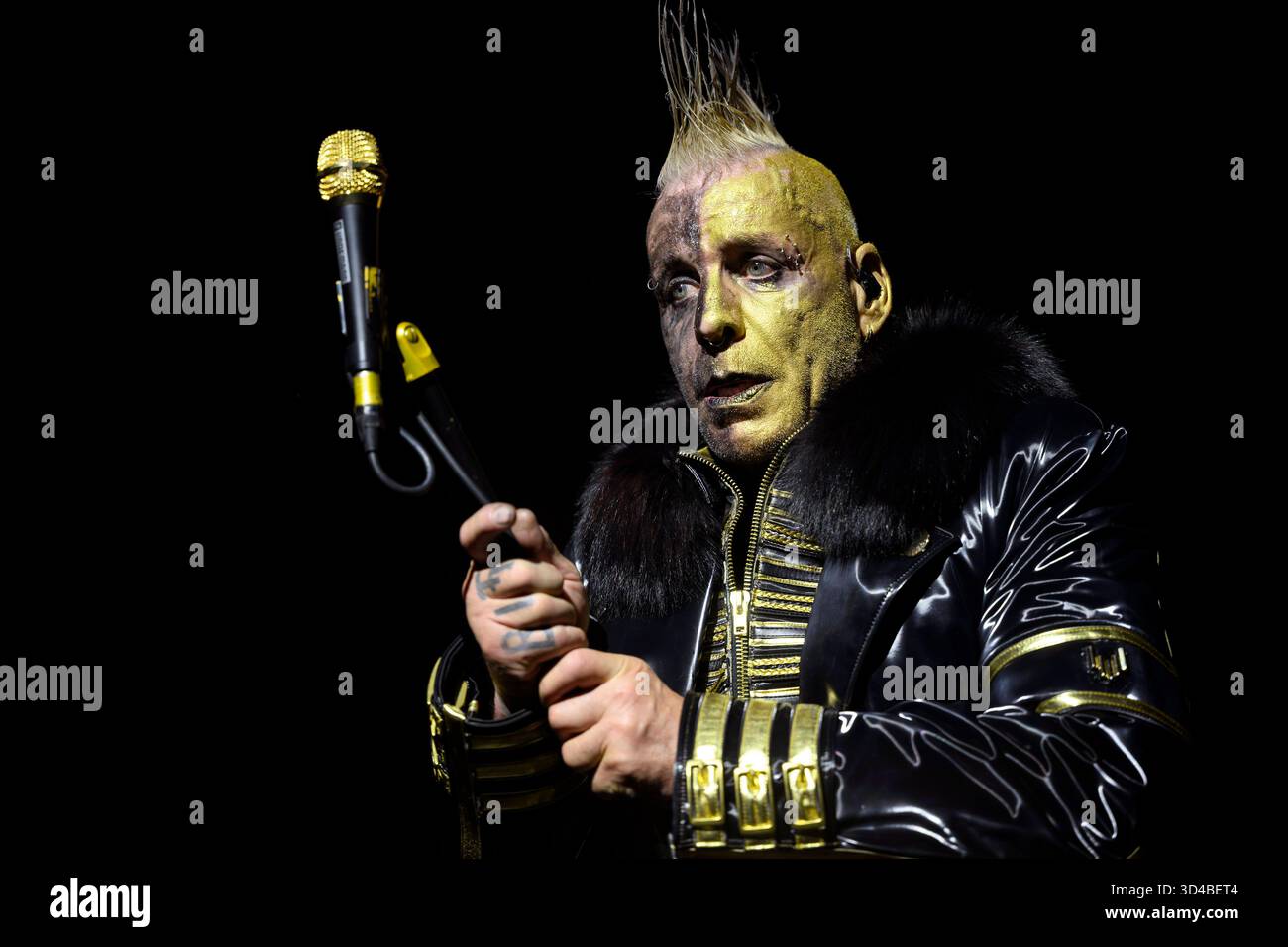Sänger Till Lindemann, Frontmann der Band Rammstein, performt im Rahmen ...