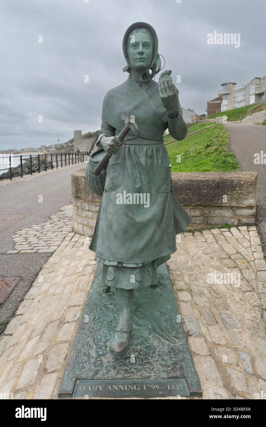 Statue of Mary Anning, fossil hunter, in Lyme Regis, Dorset, UK. She ...