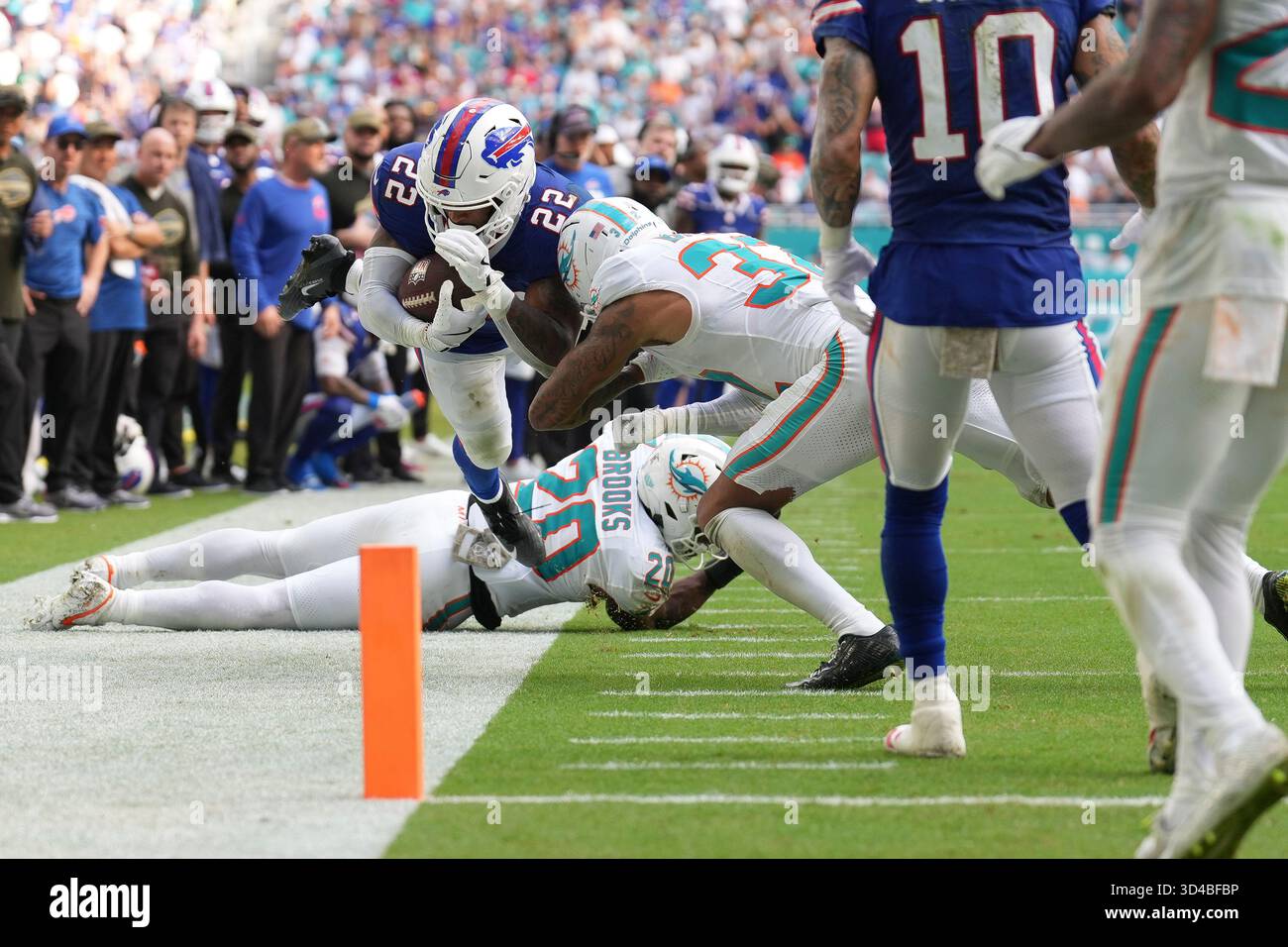 Buffalo Bills running back Ray Davis (22) dives of the pylon but is hit ...