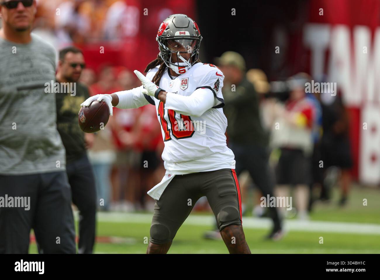 Tampa Bay Buccaneers quarterback Teddy Bridgewater (10) warms up before ...
