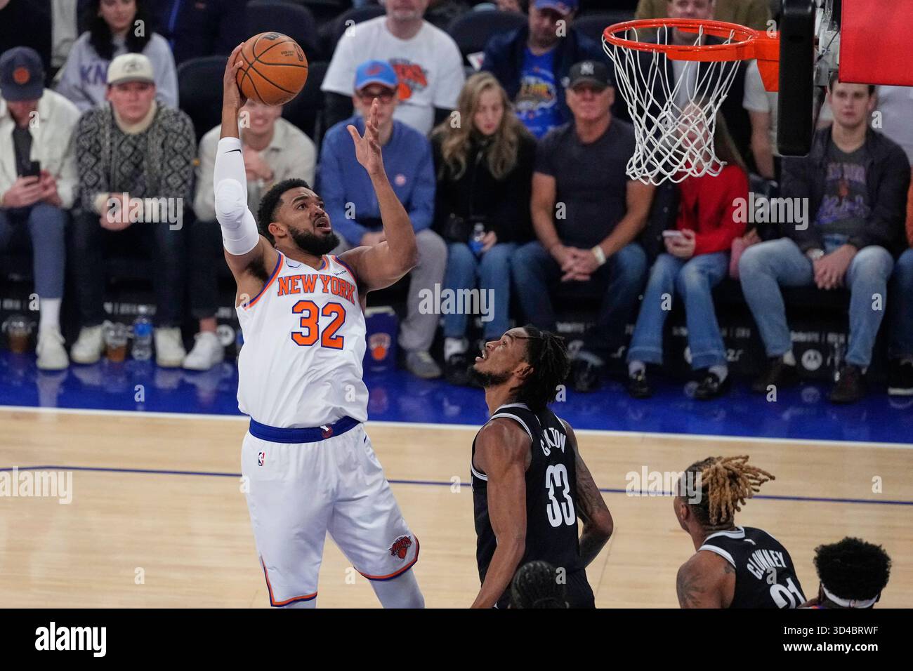 New York Knicks' Karl-Anthony Towns (32) shoots over Brooklyn Nets' Nic ...