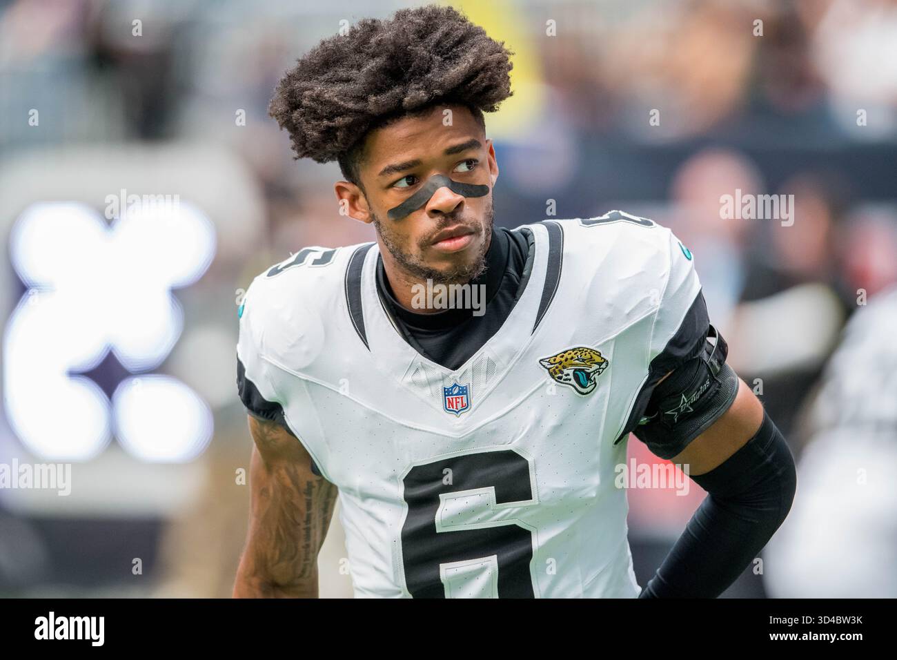 Houston, TX, USA. 9th Nov, 2025. Jacksonville Jaguars cornerback Greg ...