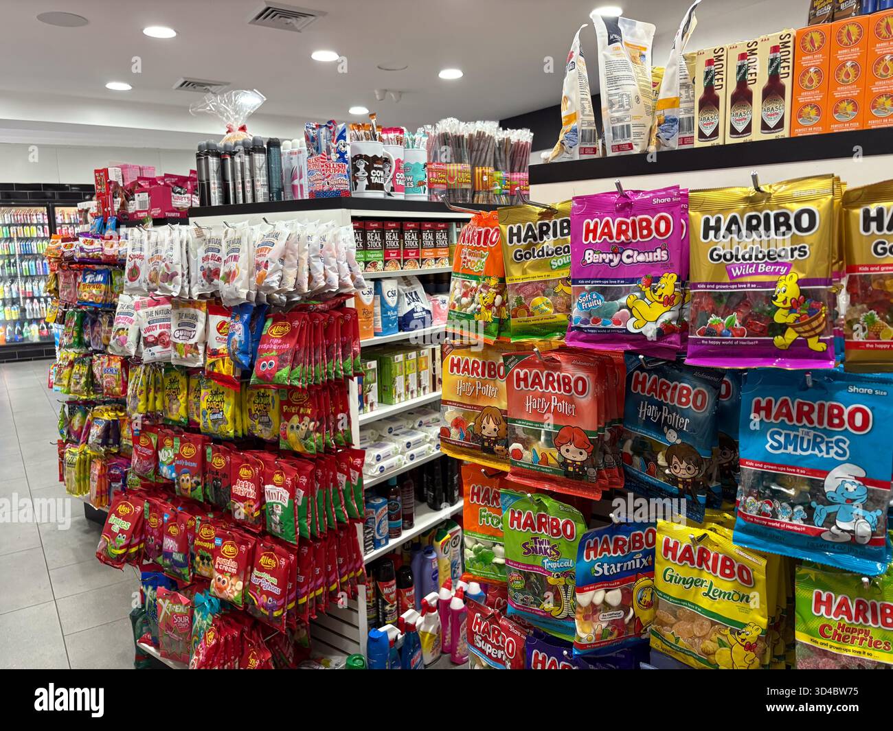 Convenience store candy hi-res stock photography and images - Alamy
