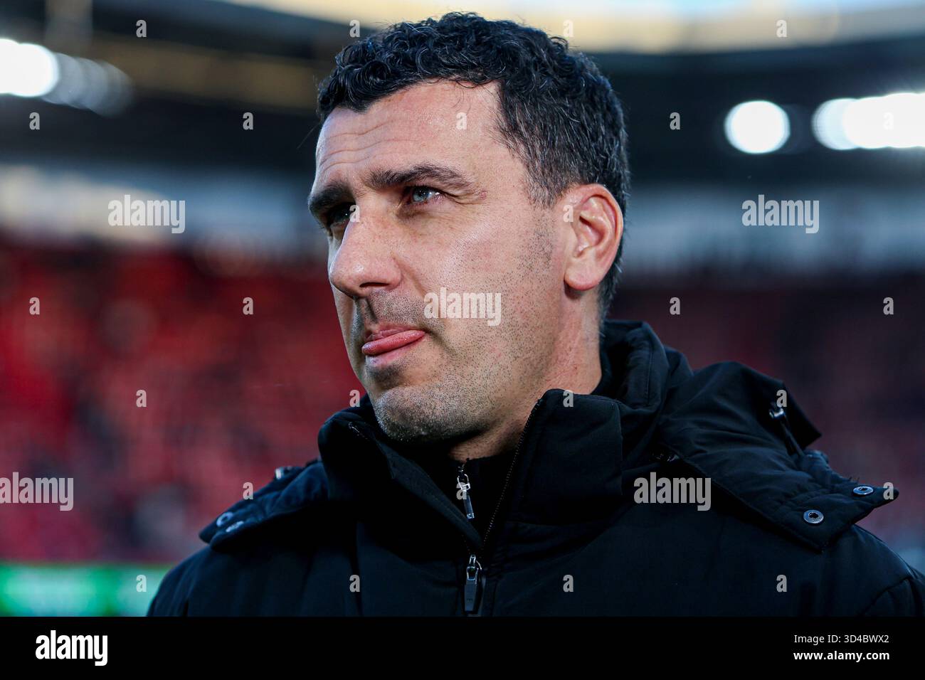head coach Maarten Martens of AZ Alkmaar looks on during the Dutch ...