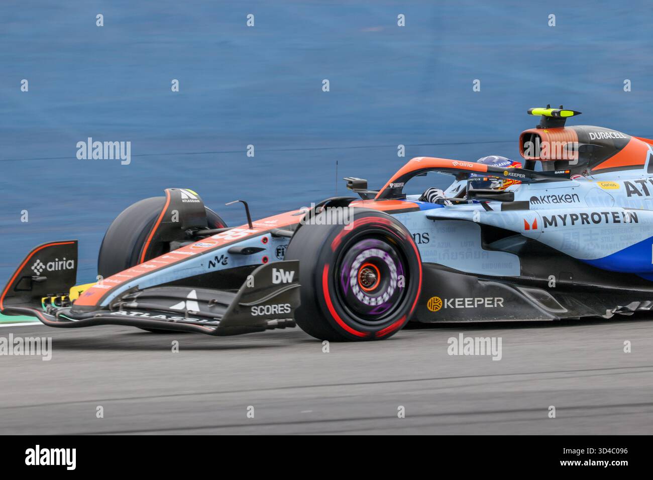 Sao Paulo, BRA. 09/11/2025. Carlos Sainz Jr. of Spain driving the (55) Atlassian Williams Racing ...