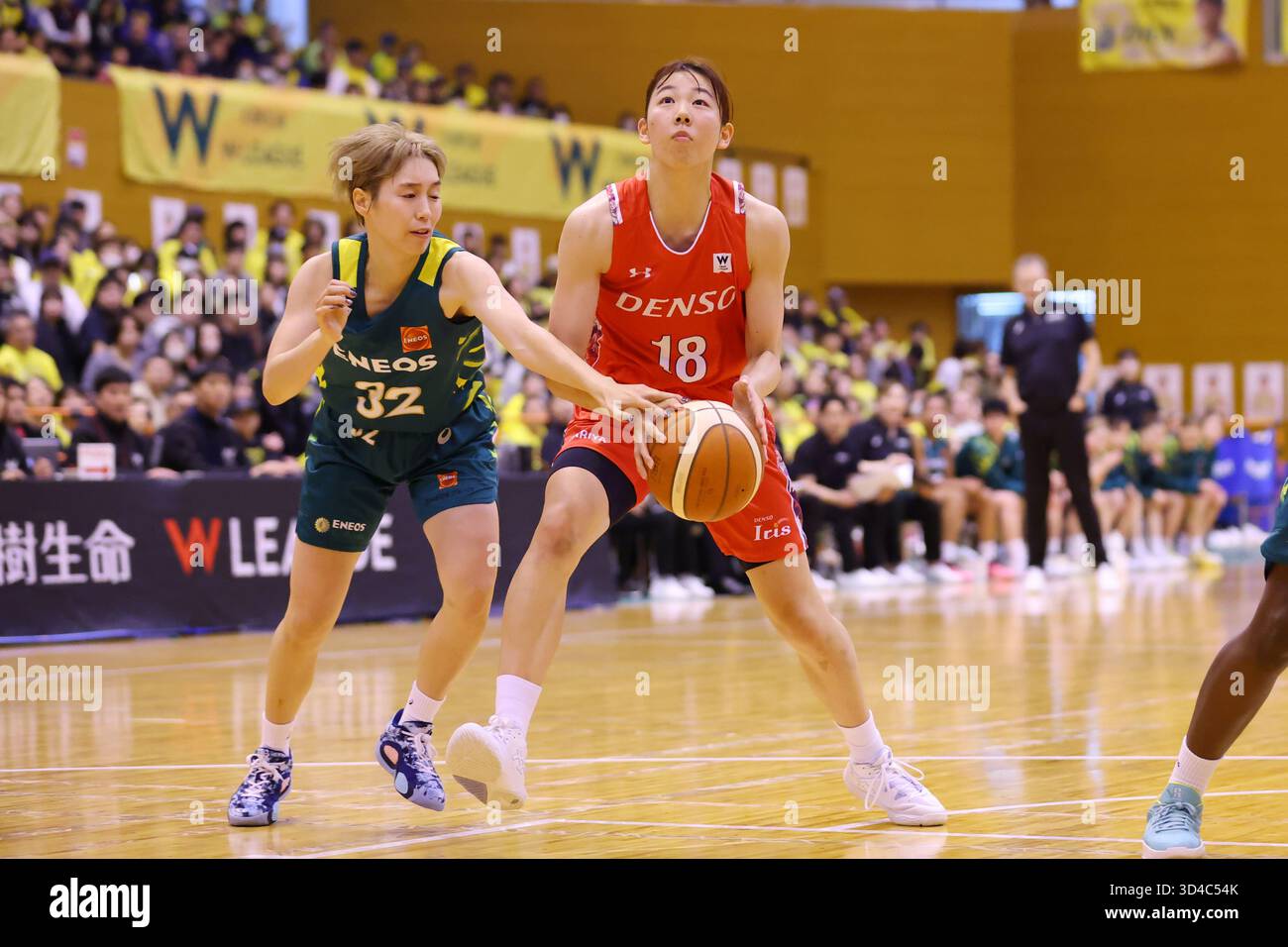 (L-R) Saori Miyazaki (Sunflowers), Minami Yabu (Iris), NOVEMBER 9, 2025 - Basketball : WJBL 2025 ...