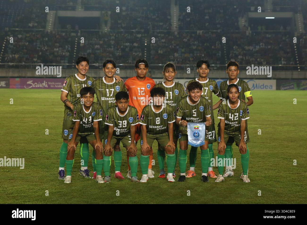 (251110) -- YANGON, Nov. 10, 2025 (Xinhua) -- Players of ISPE WFC pose for a group photo before ...