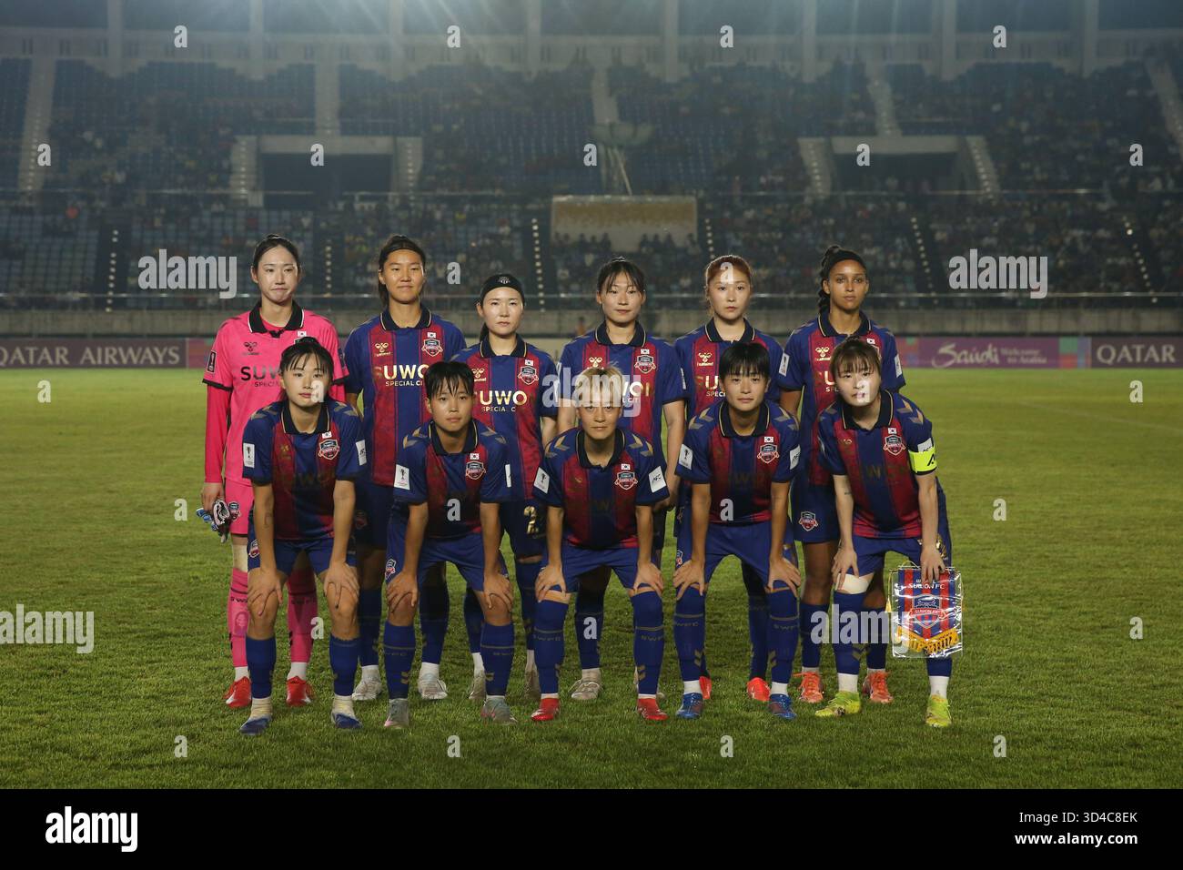 (251110) -- YANGON, Nov. 10, 2025 (Xinhua) -- Players of Suwon FC Women pose for a group photo ...
