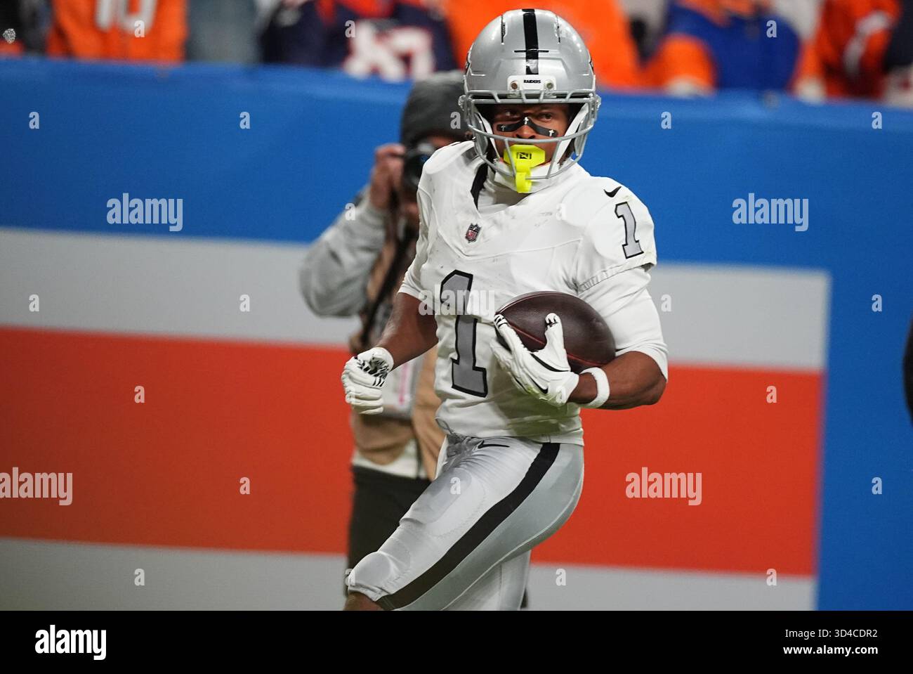 Las Vegas Raiders wide receiver Tre Tucker (1) in the first half of an ...