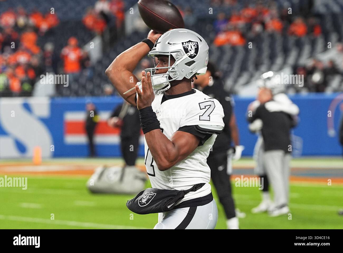 Las Vegas Raiders quarterback Geno Smith (7) warms up before an NFL ...