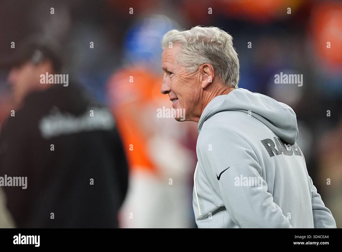 Las Vegas Raiders head coach Pete Carroll before an NFL football game ...