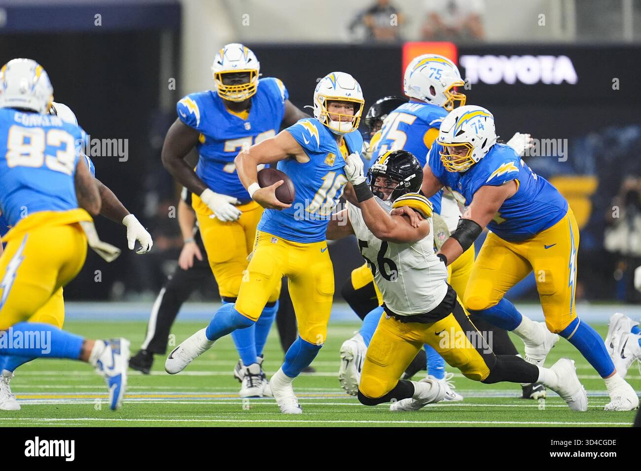 Pittsburgh Steelers linebacker Alex Highsmith (56) grabs the jersey of ...