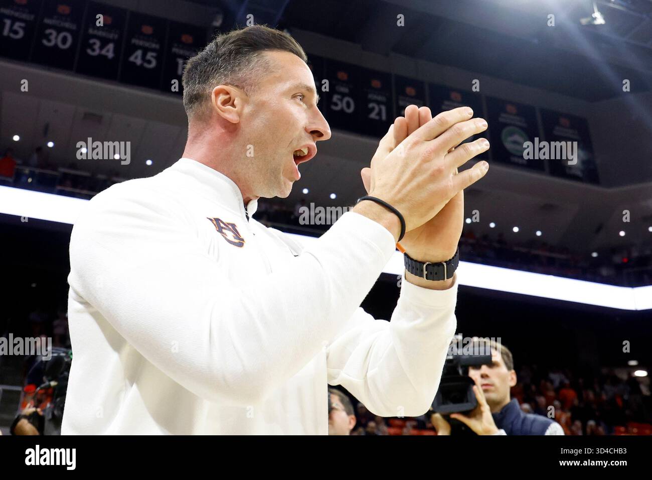 Auburn head coach Steven Pearl reacts as he walks onto the court during ...