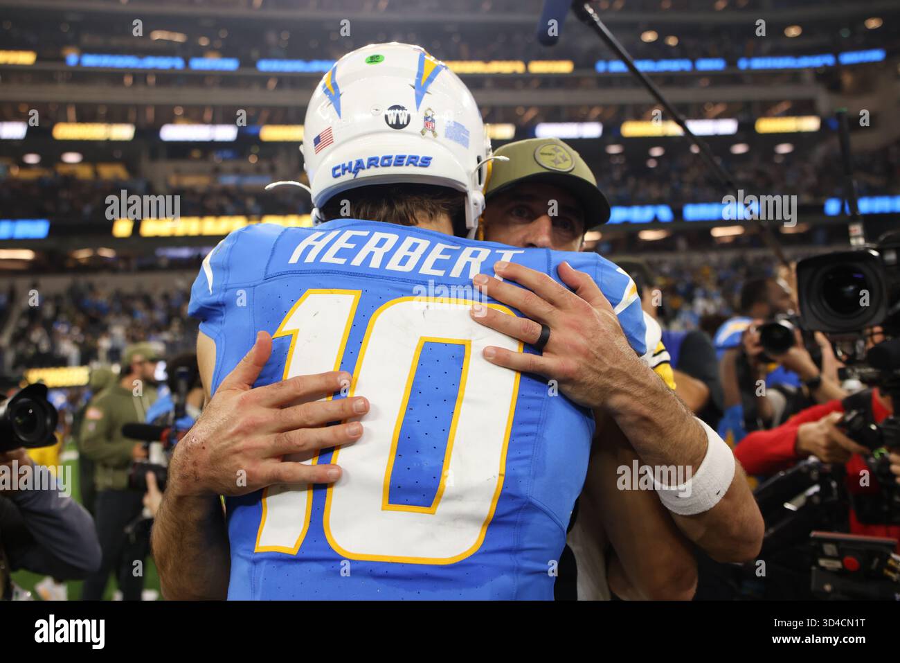 Los Angeles Chargers quarterback Justin Herbert (10) and Pittsburgh ...