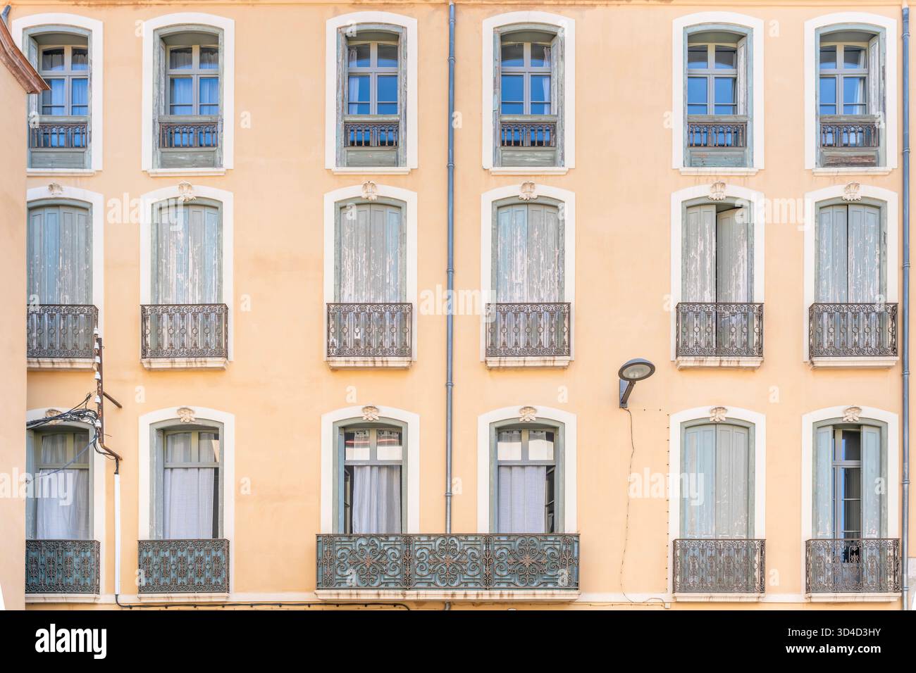Historic building multiple windows hi-res stock photography and images ...