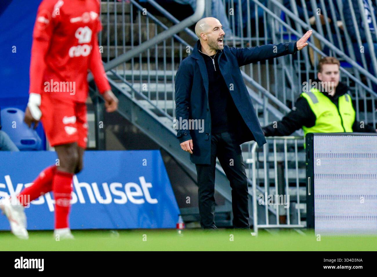 Sarpsborg 20251108. Sarpsborg 08's head coach Martin Foyston during the ...