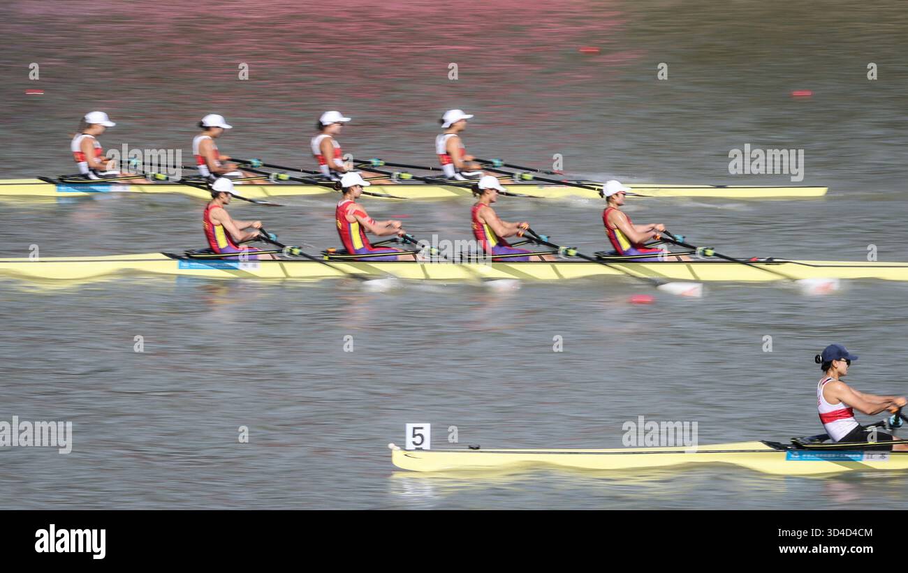 (251110) -- GUANGZHOU, Nov. 10, 2025 (Xinhua) -- Team Henan (C) compete ...
