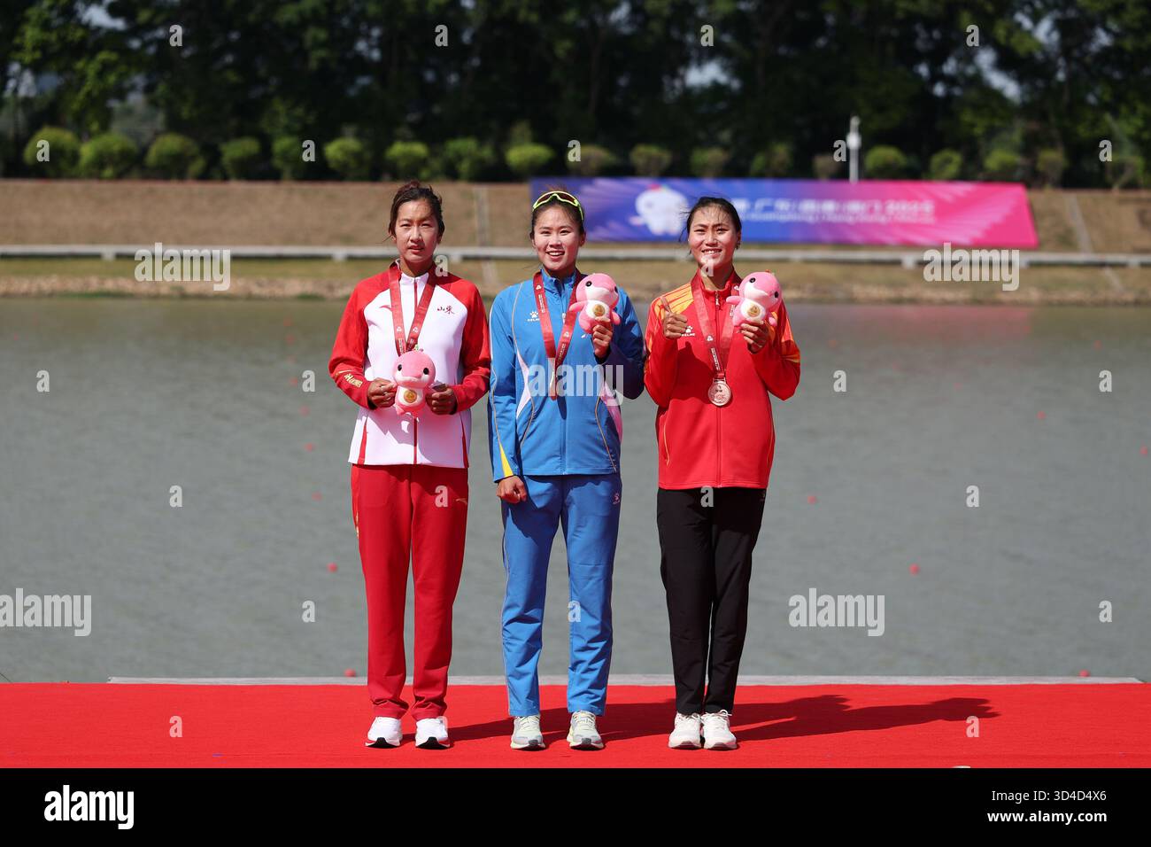 (251110) -- GUANGZHOU, Nov. 10, 2025 (Xinhua) -- Gold medalist Wang ...
