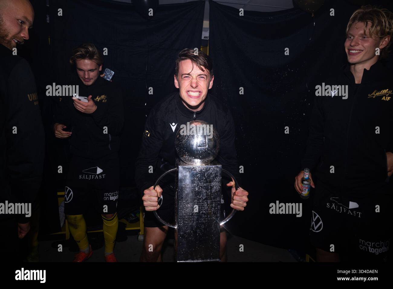 251109 Mjällbys Elliot Stroud jublar med Lennart Johanssons pokal efter ...