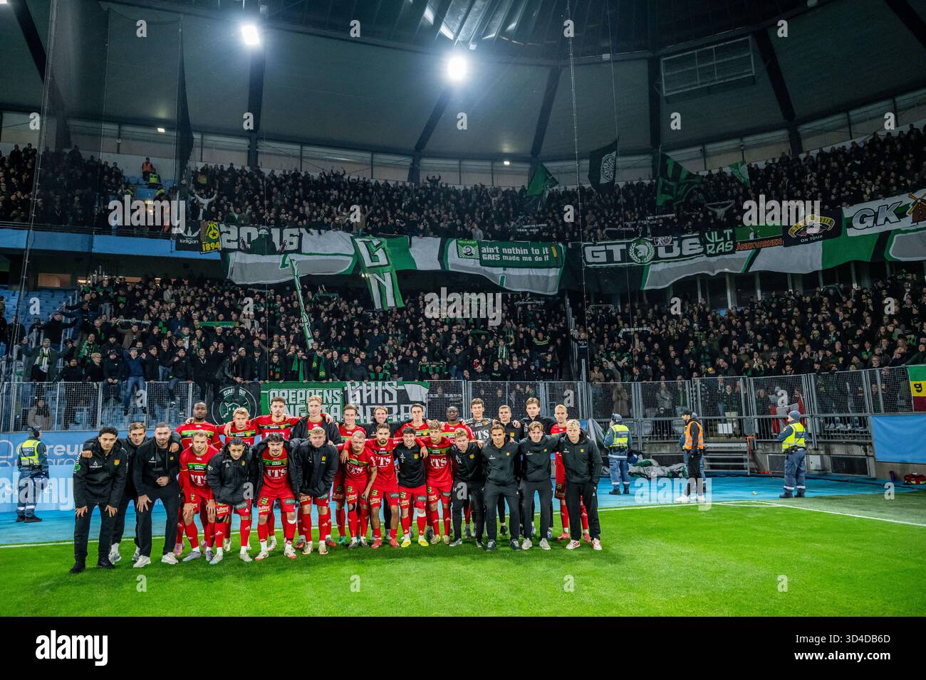 251109 GAIS spelare poserar för en gruppbild efter fotbollsmatchen i ...