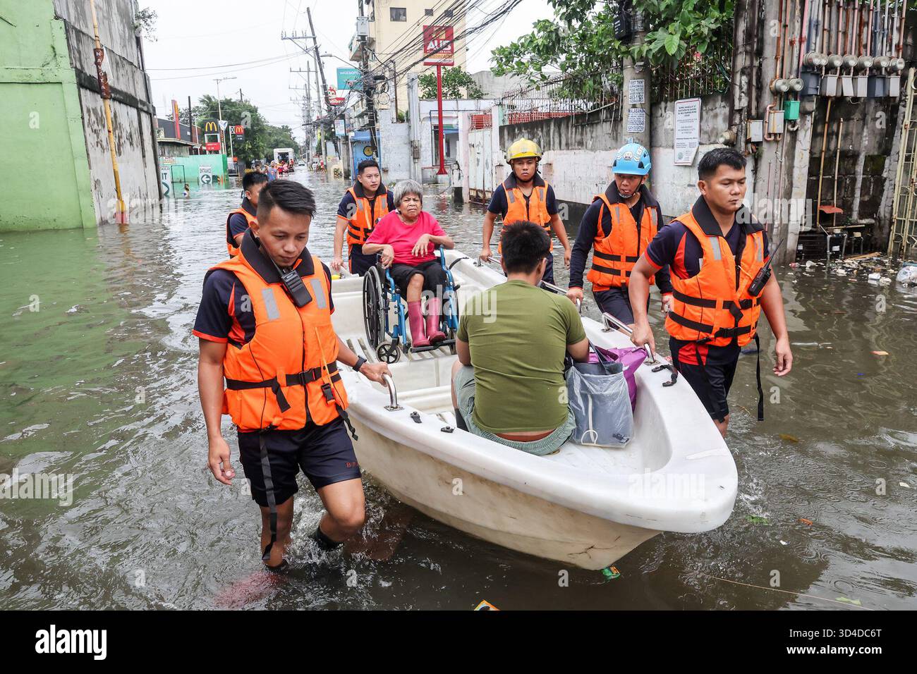 (251110) -- NAVOTAS CITY, Nov. 10, 2025 (Xinhua) -- Rescuers use a boat ...