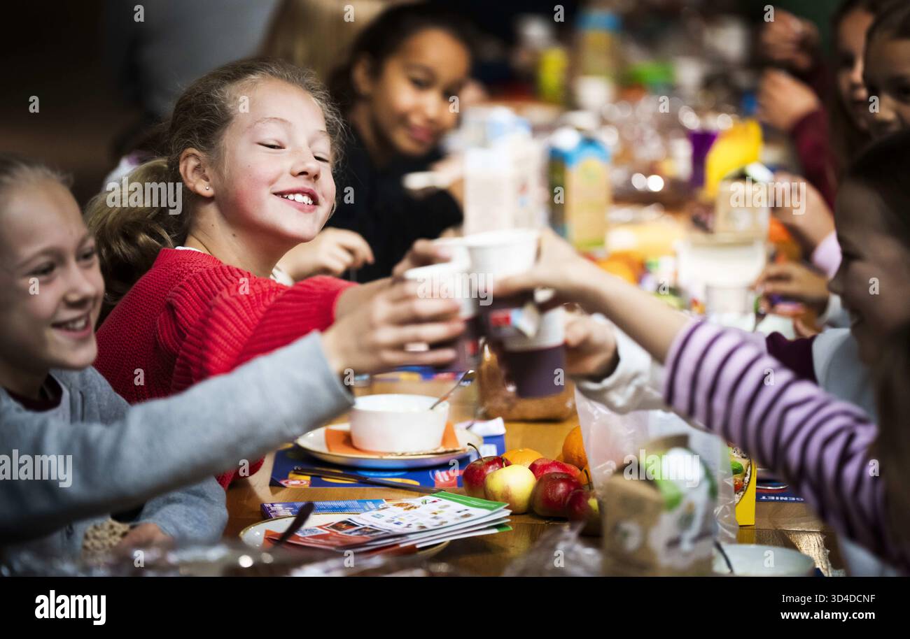 UTRECHT - Primary school students at the National School Breakfast at ...