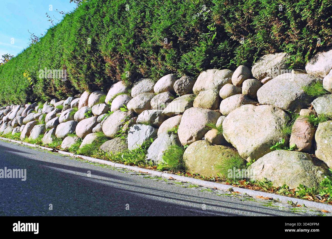 Feldsteinmauer inm Ostseebad Goehren *** Fieldstone wall in the Baltic ...