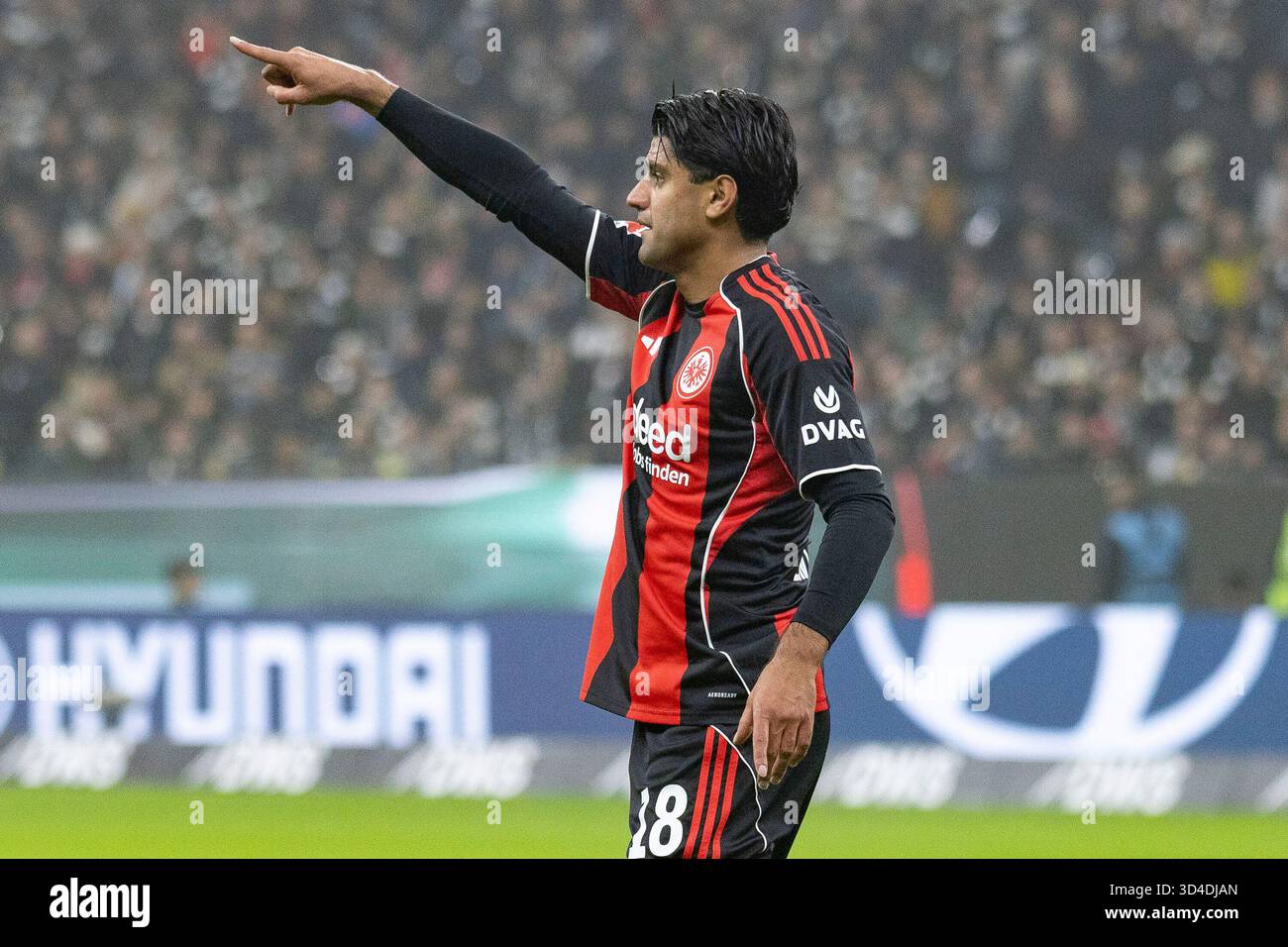Mahmoud Dahoud (Eintracht Frankfurt #18) shows his teammates something ...
