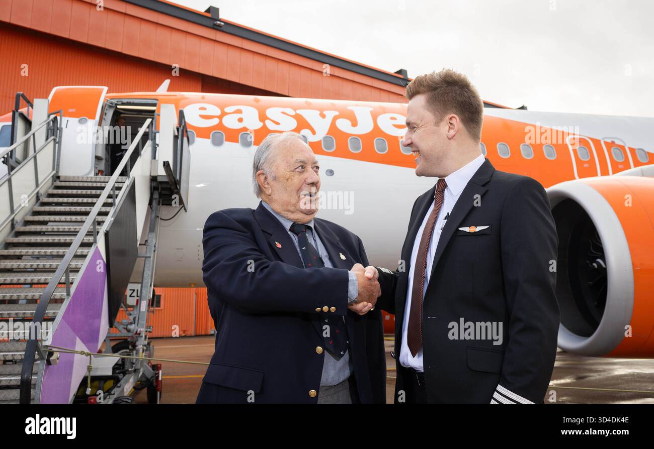 Flight at luton hi-res stock photography and images - Alamy