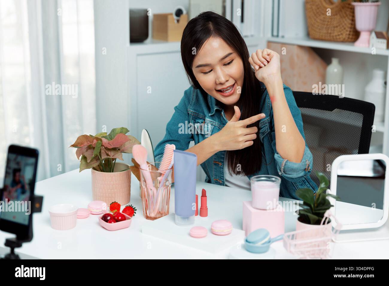 Beautiful asian influencer review hi-res stock photography and images ...