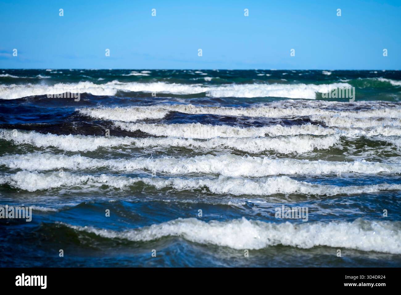 Wellen an der Ostsee bei Sturm in Scharbeutz, Schleswig-Holstein ...