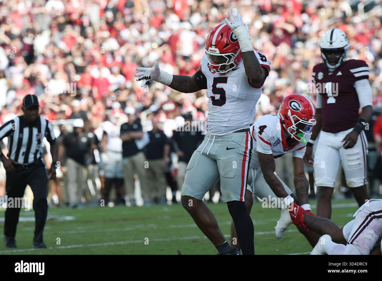STARKVILLE, MS - NOVEMBER 08: Linebacker Raylen Wilson #5 of the ...
