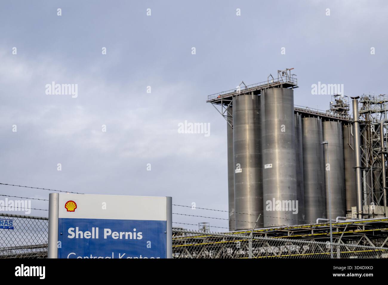 PERNIS - Shell Pernis is a petrochemical complex owned by Shell on the ...