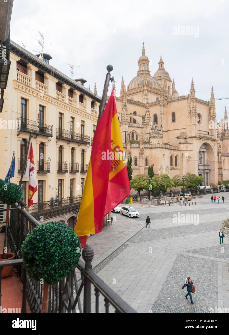 Bandera de España, Castilla León y Unión Europea con la catedral de ...