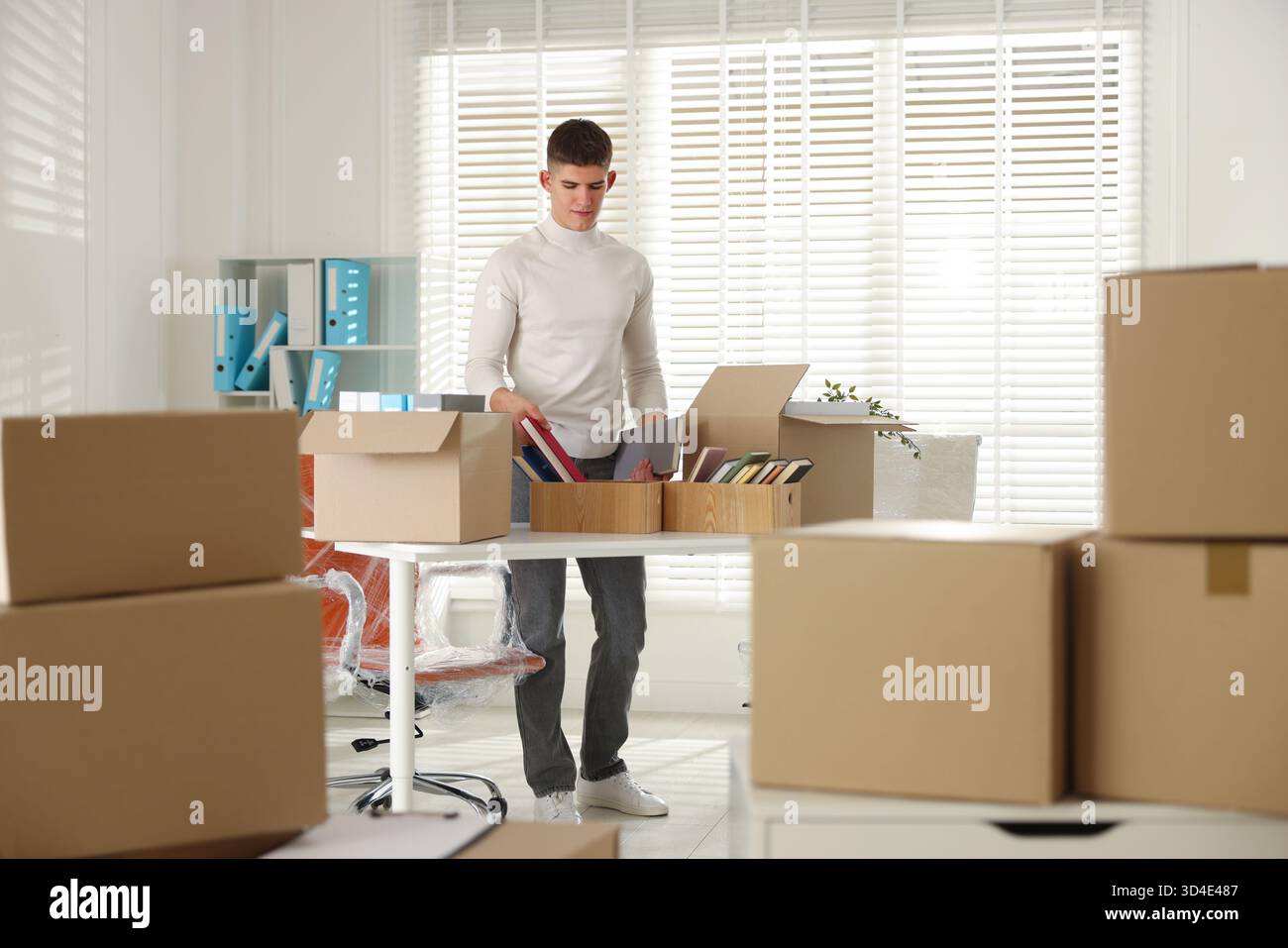 Putting books in boxes hi-res stock photography and images - Alamy