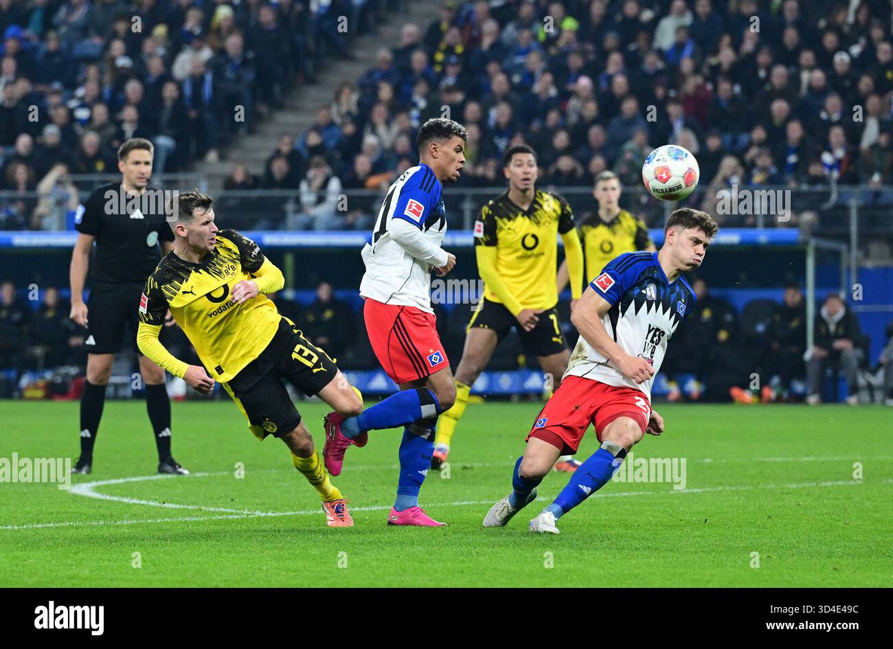 from left Pascal Gross, Ransford-Yeboah Koenigsdoerffer (HSV Hamburg ...