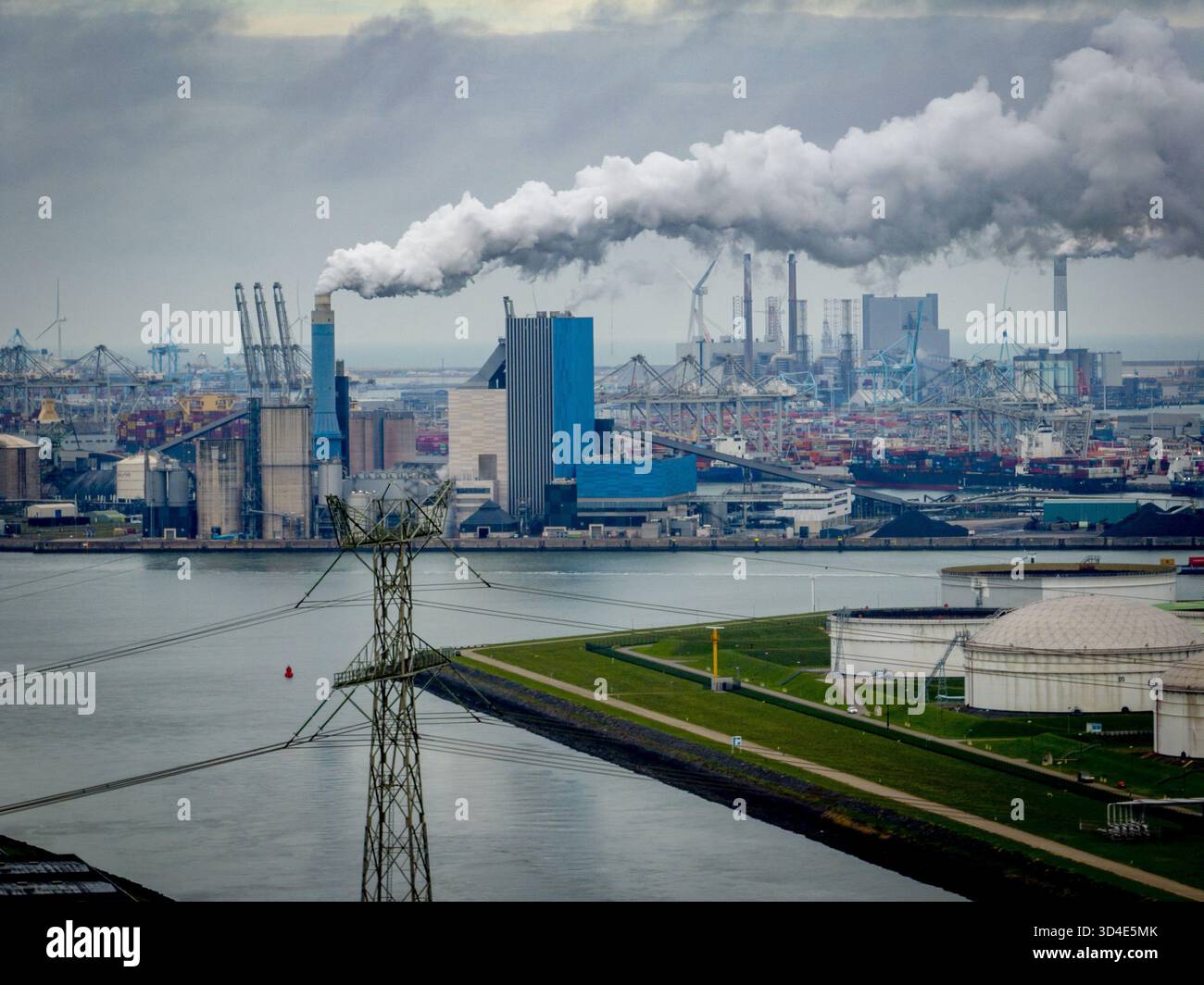 ROTTERDAM - Port of Rotterdam ANP /HOLLANDSE HOOGTE /ROBIN UTRECHT ...