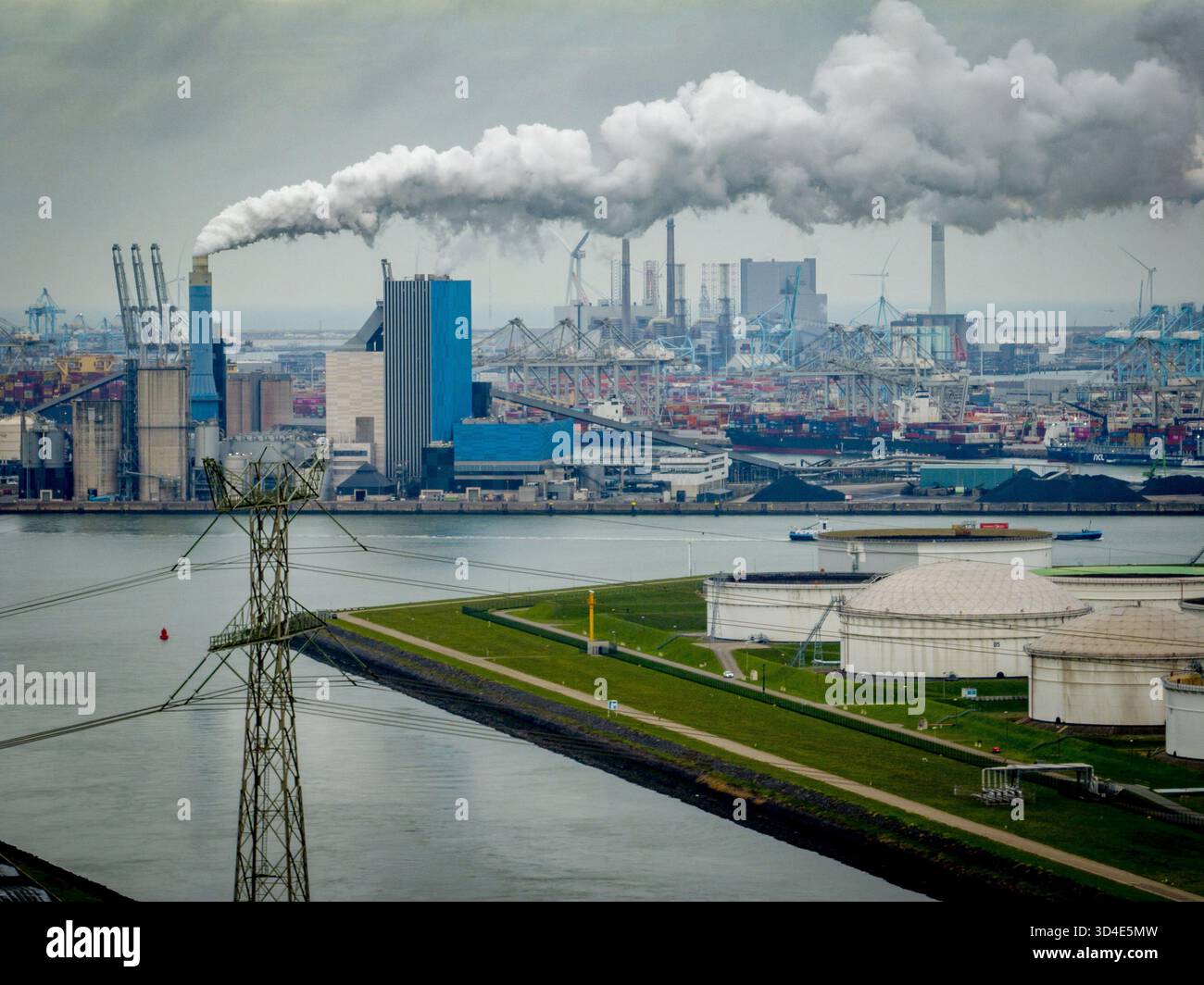 ROTTERDAM - Port of Rotterdam ANP /HOLLANDSE HOOGTE /ROBIN UTRECHT ...