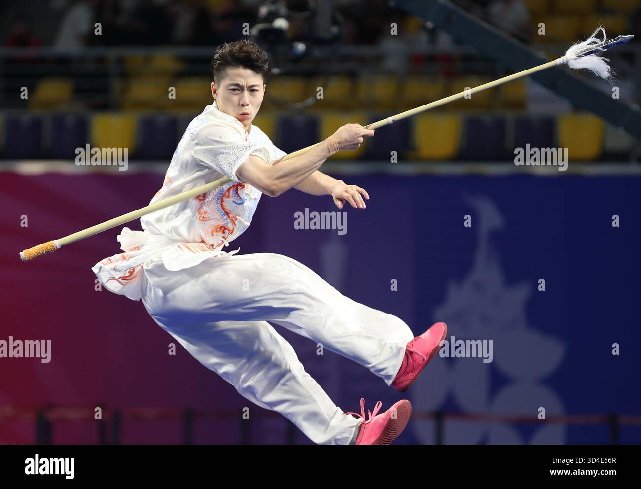 (251110) -- GUANGZHOU, Nov. 10, 2025 (Xinhua) -- Xu Ao of Shandong ...