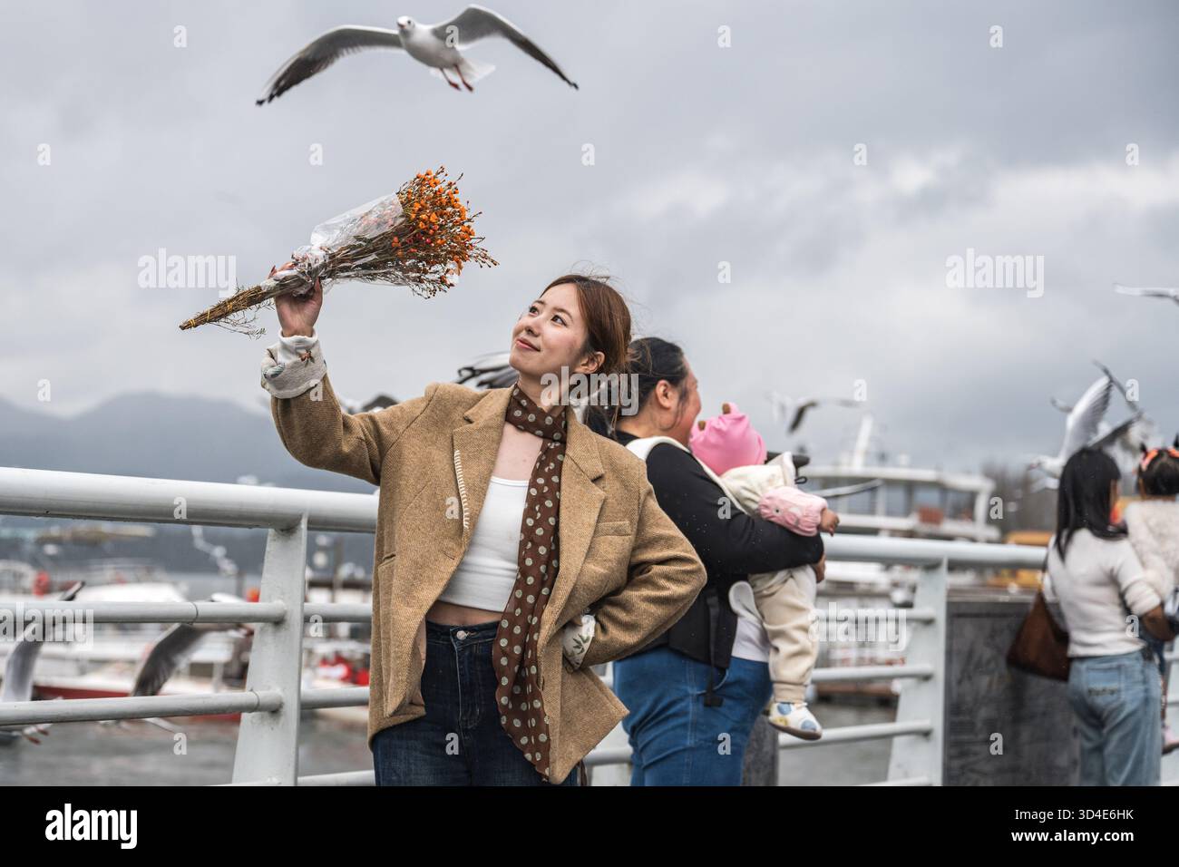 (251110) -- KUNMING, Nov. 10, 2025 (Xinhua) -- A tourist poses for ...