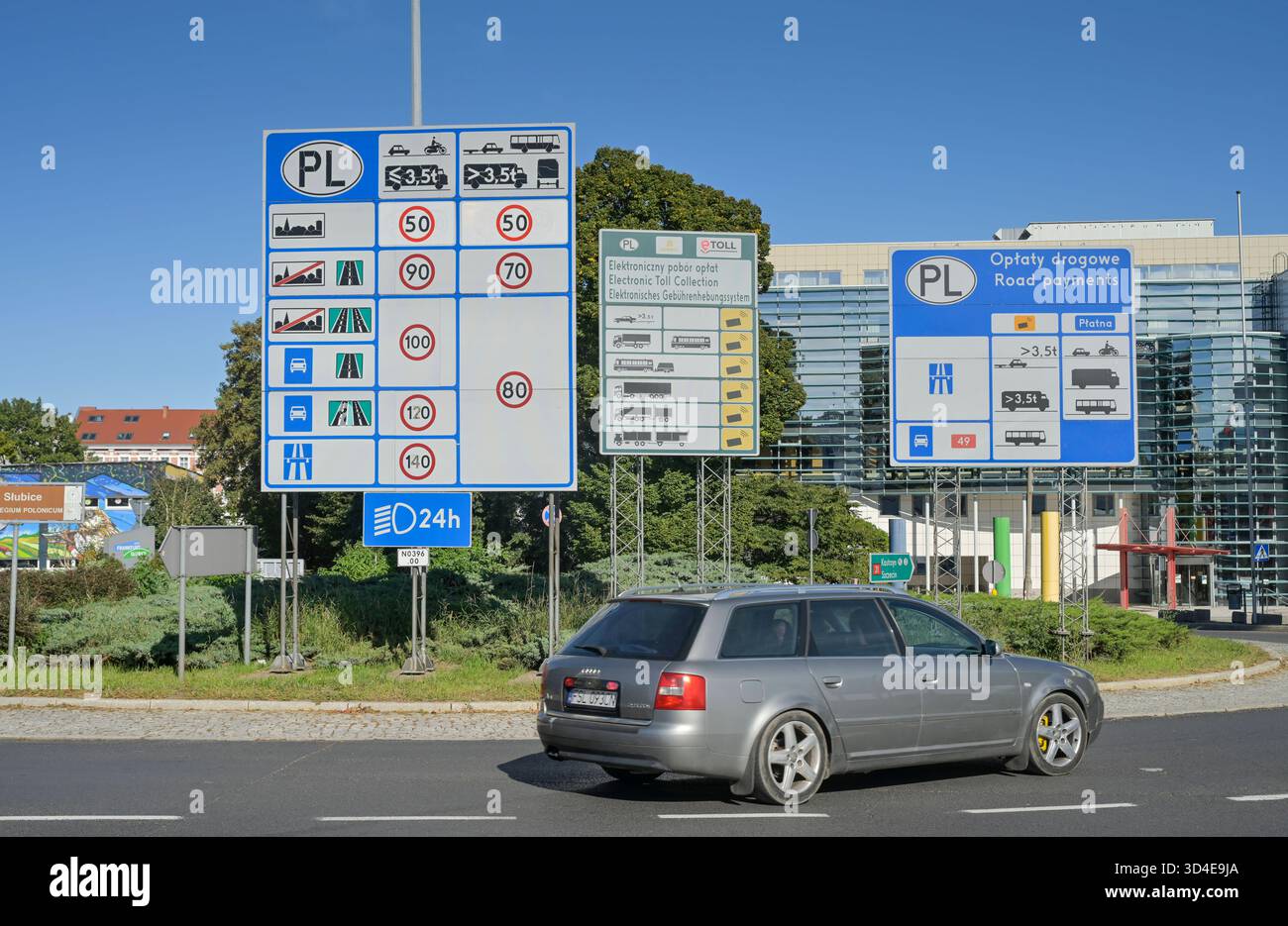 Verkehrsschild informiert über Verkehrsregeln in Polen, Slubice, Polen ...
