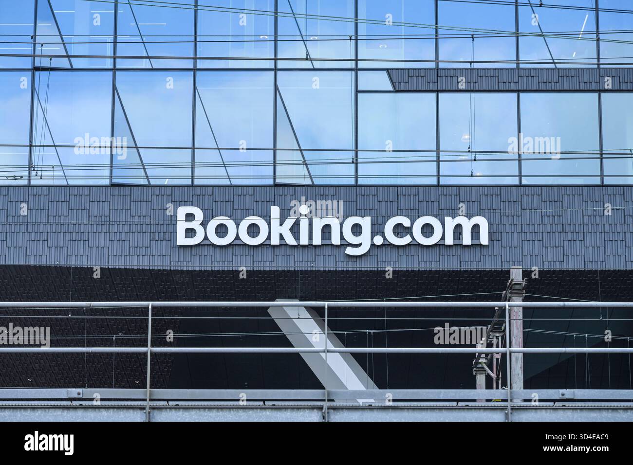 Zentrale, Hauptquartier Booking.com, Oosterdokskade, Amsterdam ...