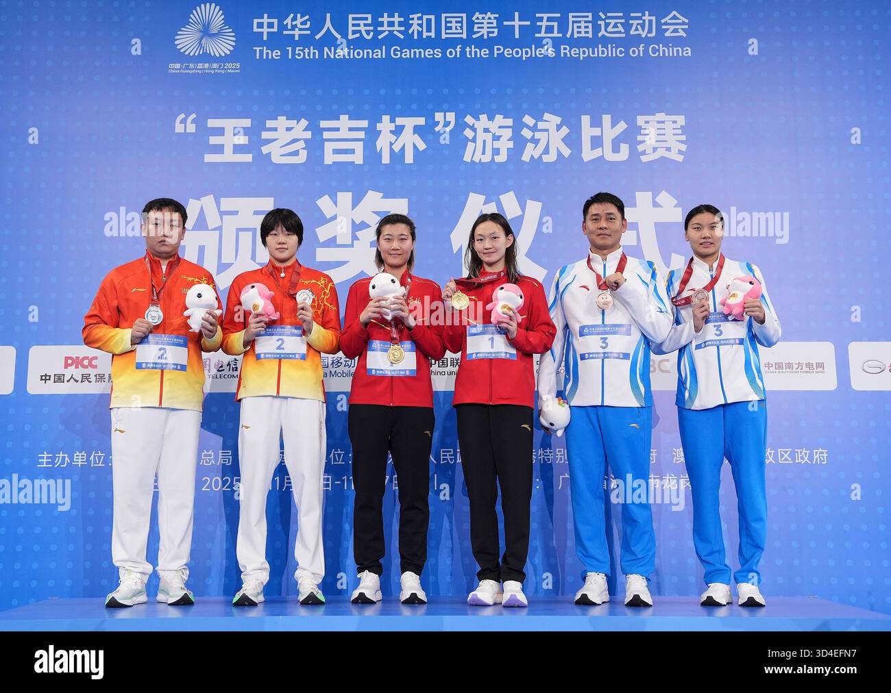 (251110) -- SHENZHEN, Nov. 10, 2025 (Xinhua) -- Gold medalist Li ...