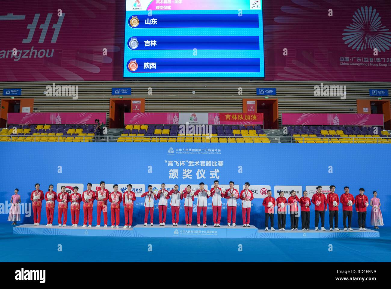 (251110) -- GUANGZHOU, Nov. 10, 2025 (Xinhua) -- Gold medalists team ...