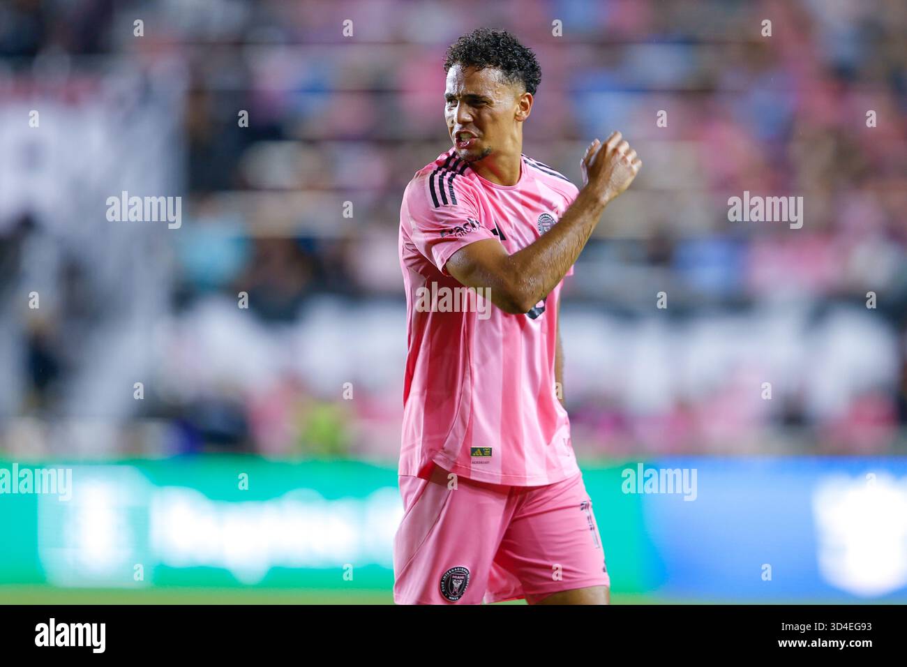 FT. LAUDERDALE, FL - NOVEMBER 08: Inter Miami defender Ian Fray (17 ...