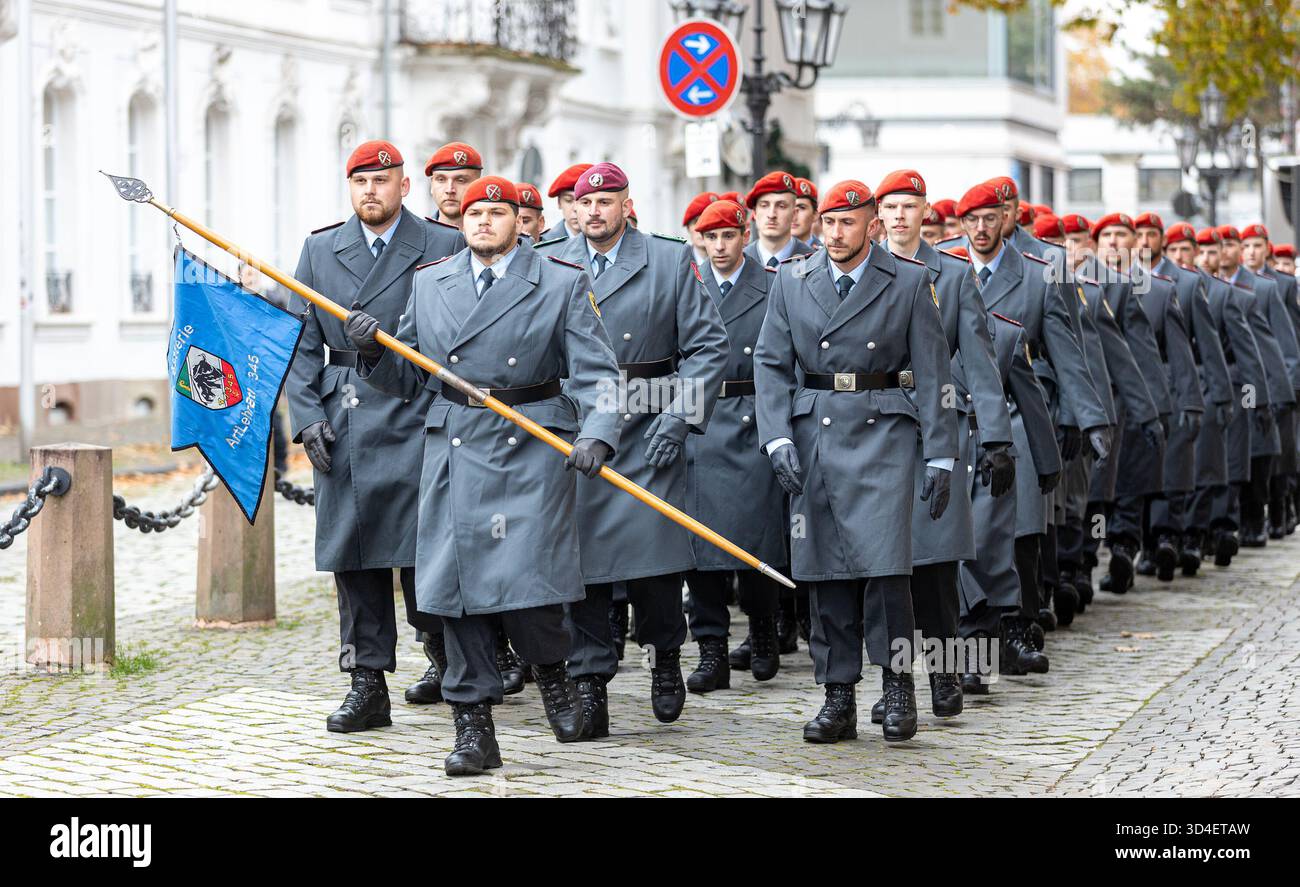 10 November 2025, Saarland, Saarbrücken: Soldiers march onto the ...