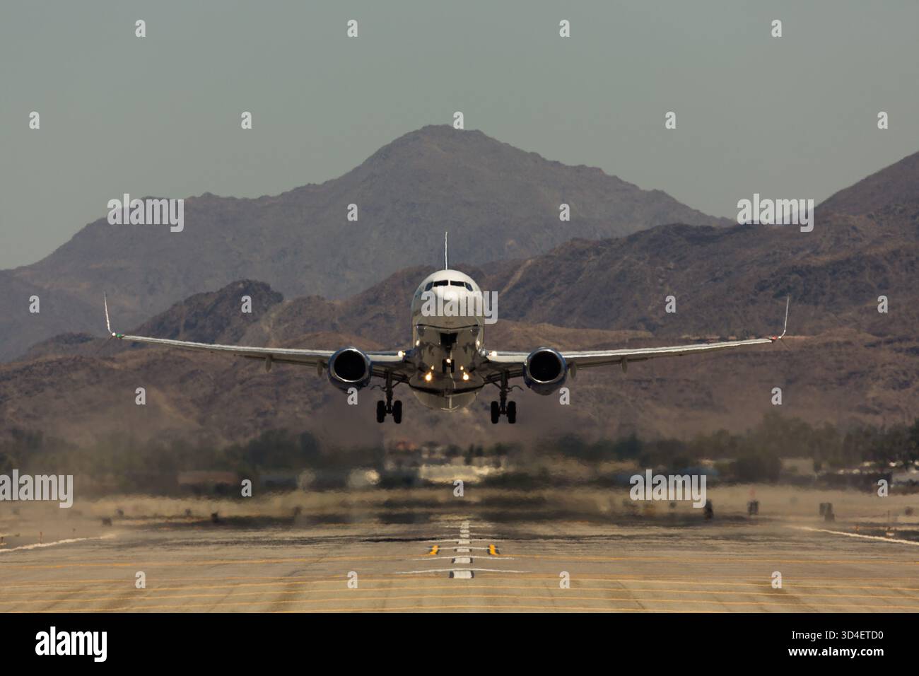 737 800 takeoff hi-res stock photography and images - Alamy