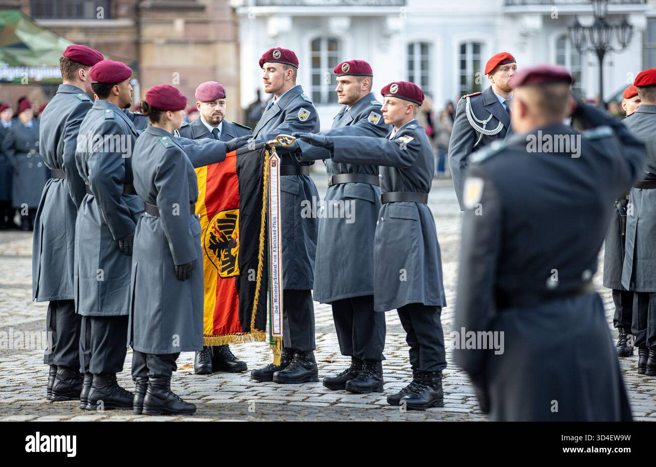 10 November 2025, Saarland, Saarbrücken: Recruits take the oath on the ...
