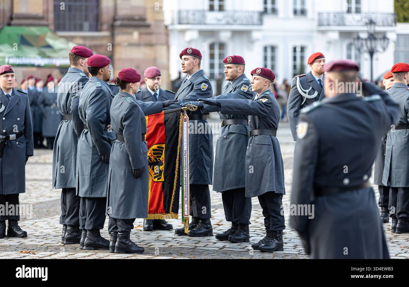 10 November 2025, Saarland, Saarbrücken: Recruits take the oath on the ...
